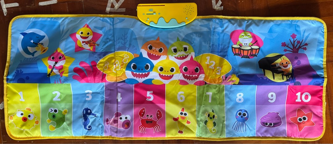 Baby shark playmat, 興趣及遊戲, 玩具 & 遊戲類 - Carousell