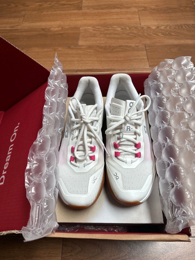 ON CLOUD IVORY MALIBU, Fesyen Pria, Sepatu , Sneakers di Carousell