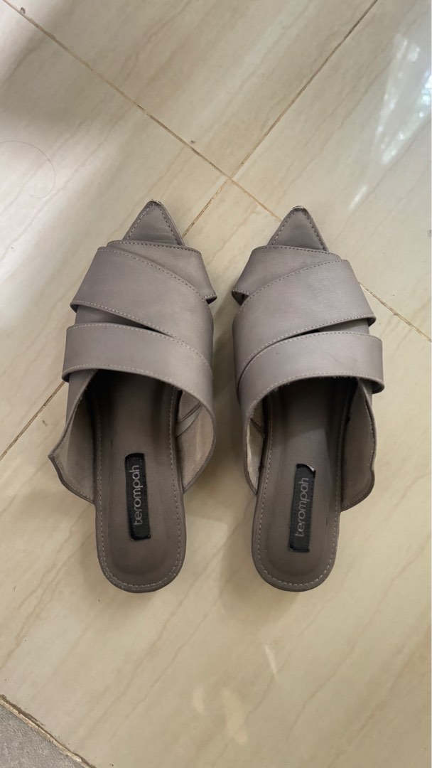Mader look like (terompah), Fesyen Wanita, Sepatu di Carousell