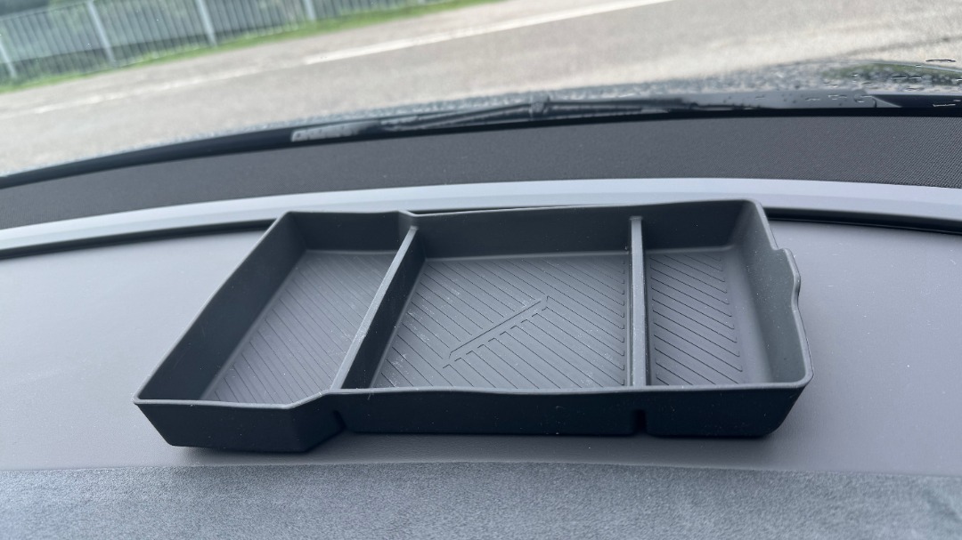 Tesla center console arm rest area bottom storage shelf liner, 電腦＆科技 ...