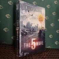 THE 5TH WAVE - RICK YANCEY, Buku & Alat Tulis, Buku di Carousell
