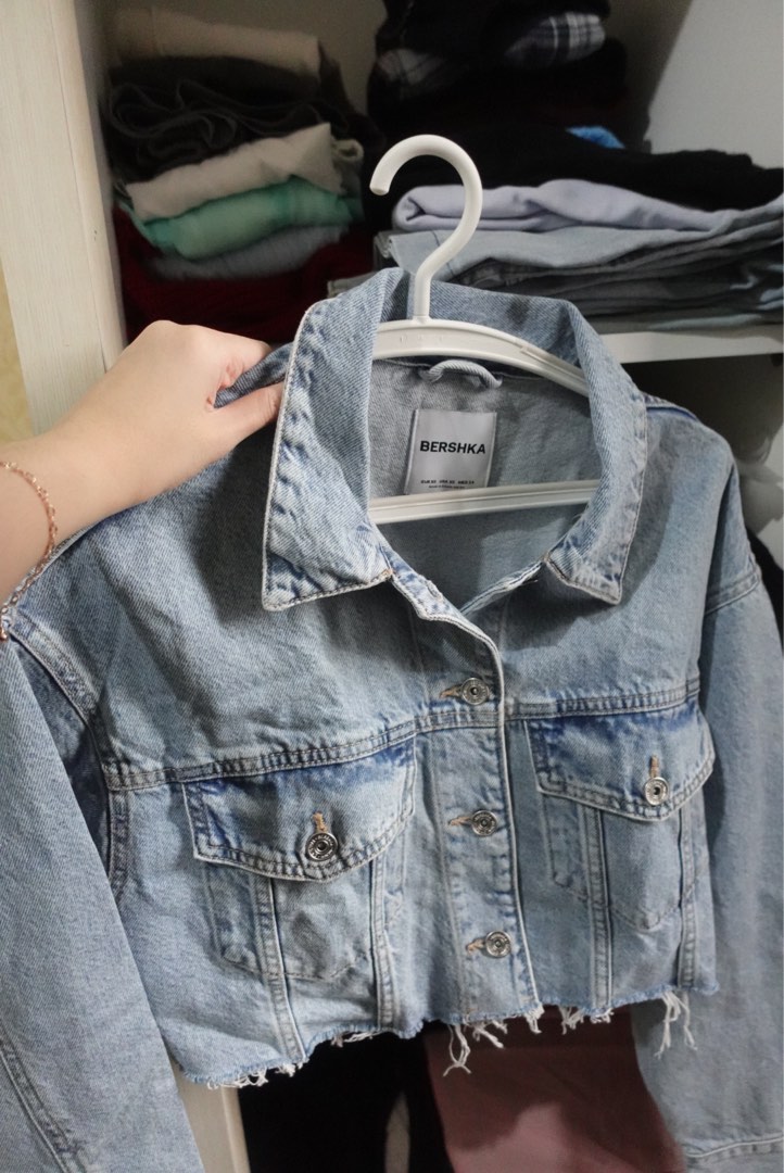 [THRIFT OPEN NEGOTIATION] Crop Top Denim Jacket Bershka, Fesyen Wanita ...