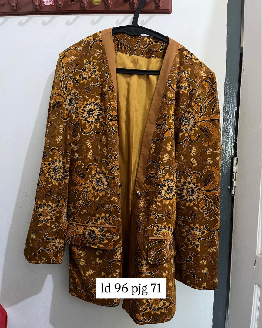 Blazer Batik, Fesyen Wanita, Pakaian Wanita, Baju Luaran di Carousell