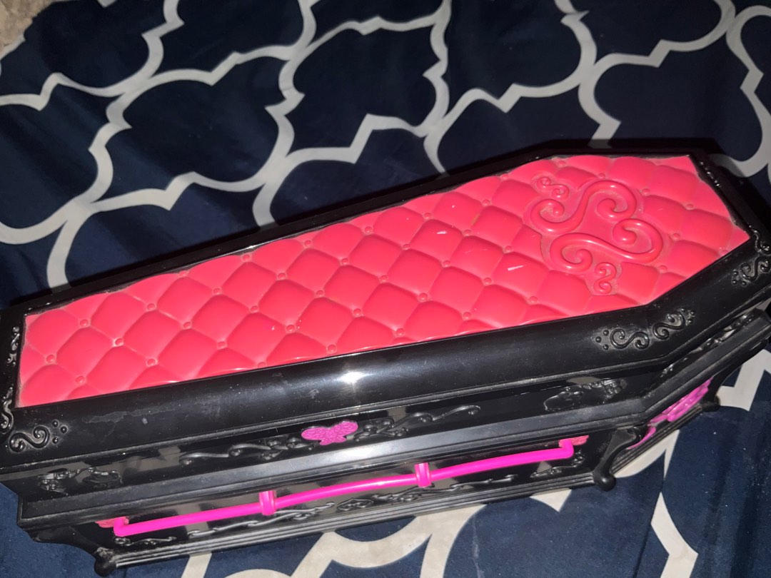 Monster High draculaura coffin bed + acessories doll, Hobbies & Toys ...