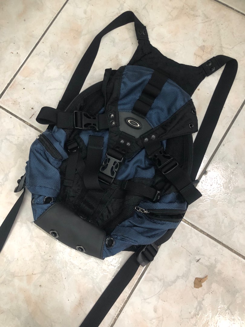 Oakley Small Backpack, Men's Fashion, Bags, Backpacks on Carousell