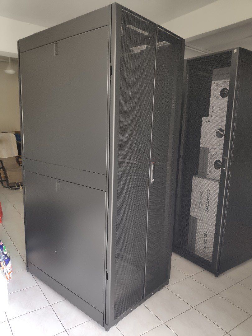 APC Server Rack NetShelter SX Network Rack 42U, Computers & Tech, Parts ...