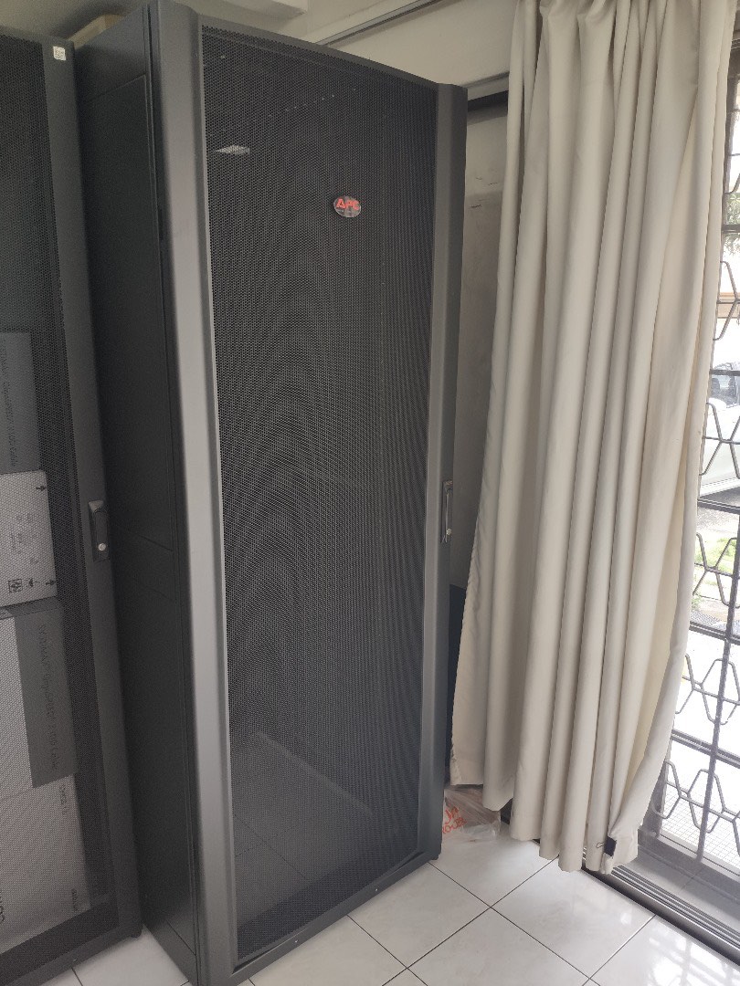 APC Server Rack NetShelter SX Network Rack 42U, Computers & Tech, Parts ...