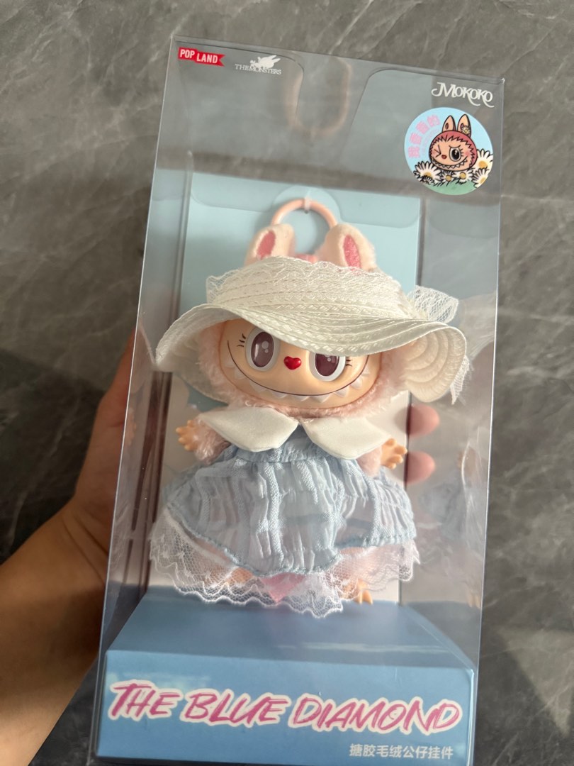 LABUBU ready stock the blue diamond , 興趣及遊戲, 玩具 & 遊戲類 - Carousell