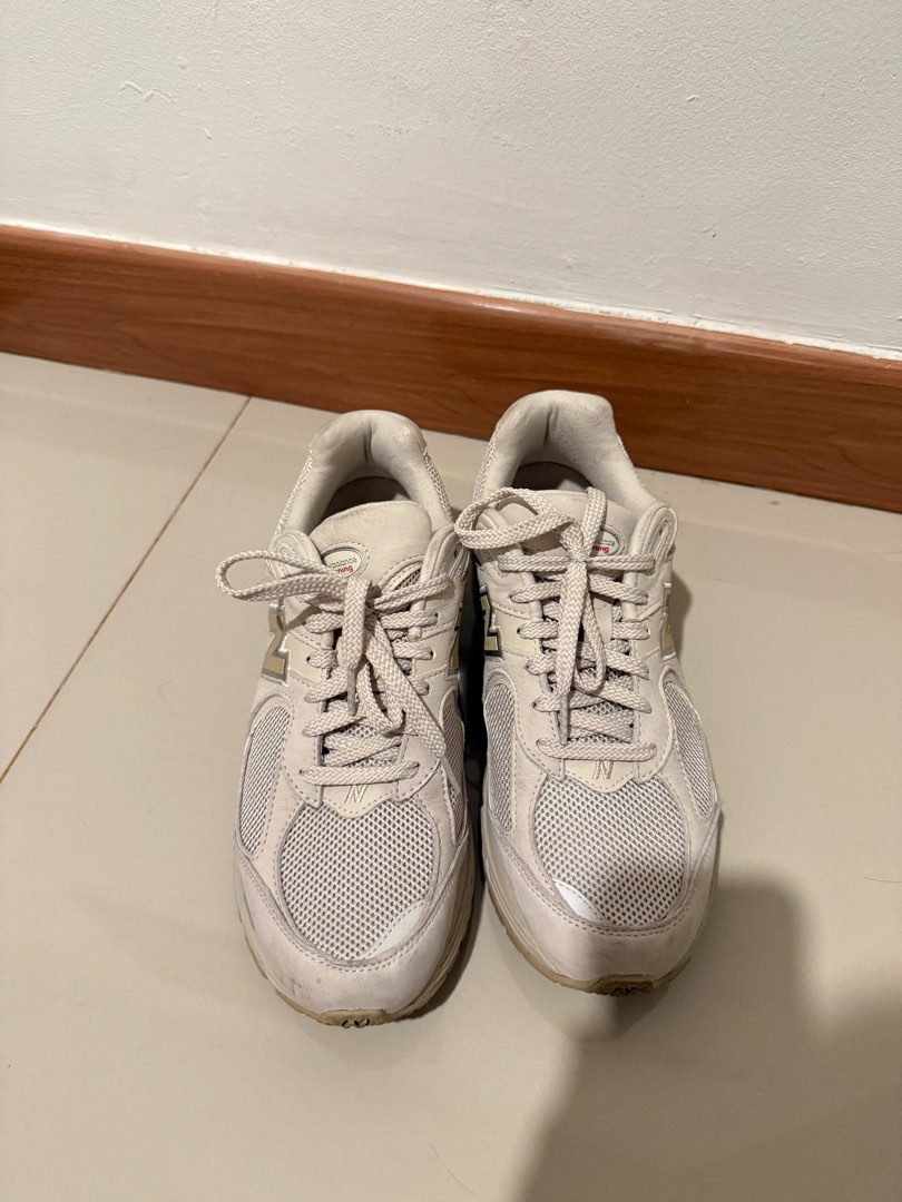 New balance 2002, Fesyen Pria, Sepatu , Sneakers di Carousell