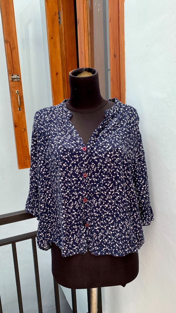 TOP BUNGA NAVY 65K, Fesyen Wanita, Pakaian Wanita, Atasan di Carousell