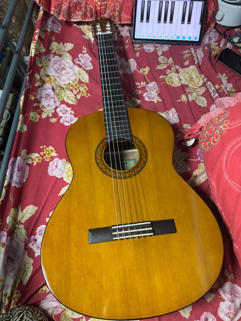 Yamaha classical guitar C40, Hobbies & Toys, Music & Media, Musical Instruments on Carousell