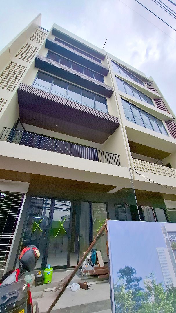 5-Storey Commercial Building with Mezzanine in Mandaluyong City, Two ...