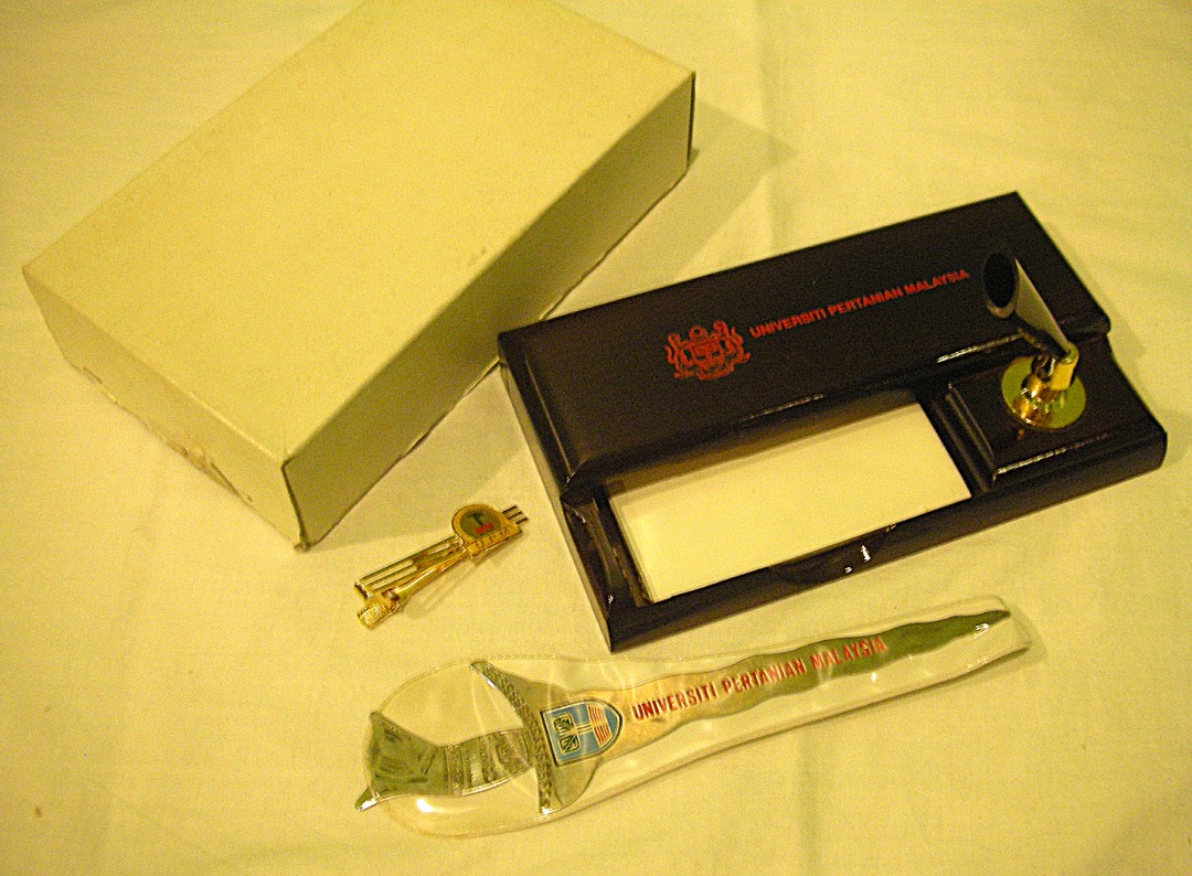 Keris, Pin Tie & Pen Holder UPM - University Vintage Souvenir, Hobbies ...