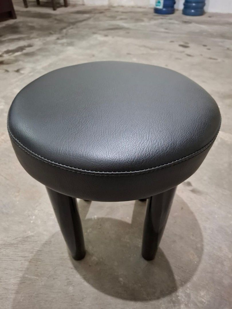 Kursi Stool Bulat Hitam Elegan Prrloved, Perabotan Rumah di Carousell