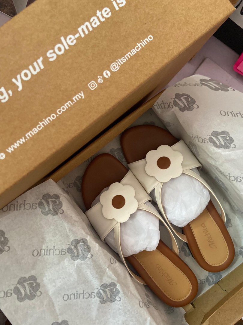 Machino Fond Flat White, Women's Fashion, Footwear, Flats on Carousell