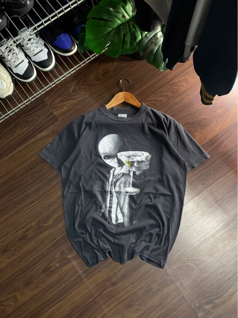 VINTAGE ALIEN TEE 1997, Men's Fashion, Tops & Sets, Tshirts & Polo Shirts on Carousell