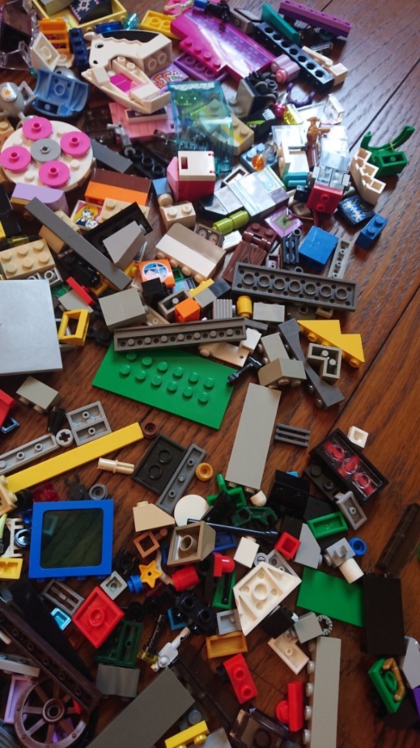 LEGO Large quantity of Lego Windows, plants, exterior walls, tires ...