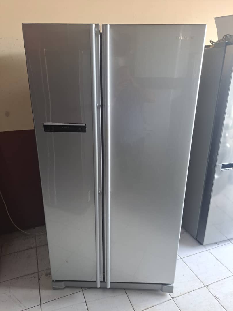 Samsung fridge freezer 2 door good condition one month Warntey ada, TV ...