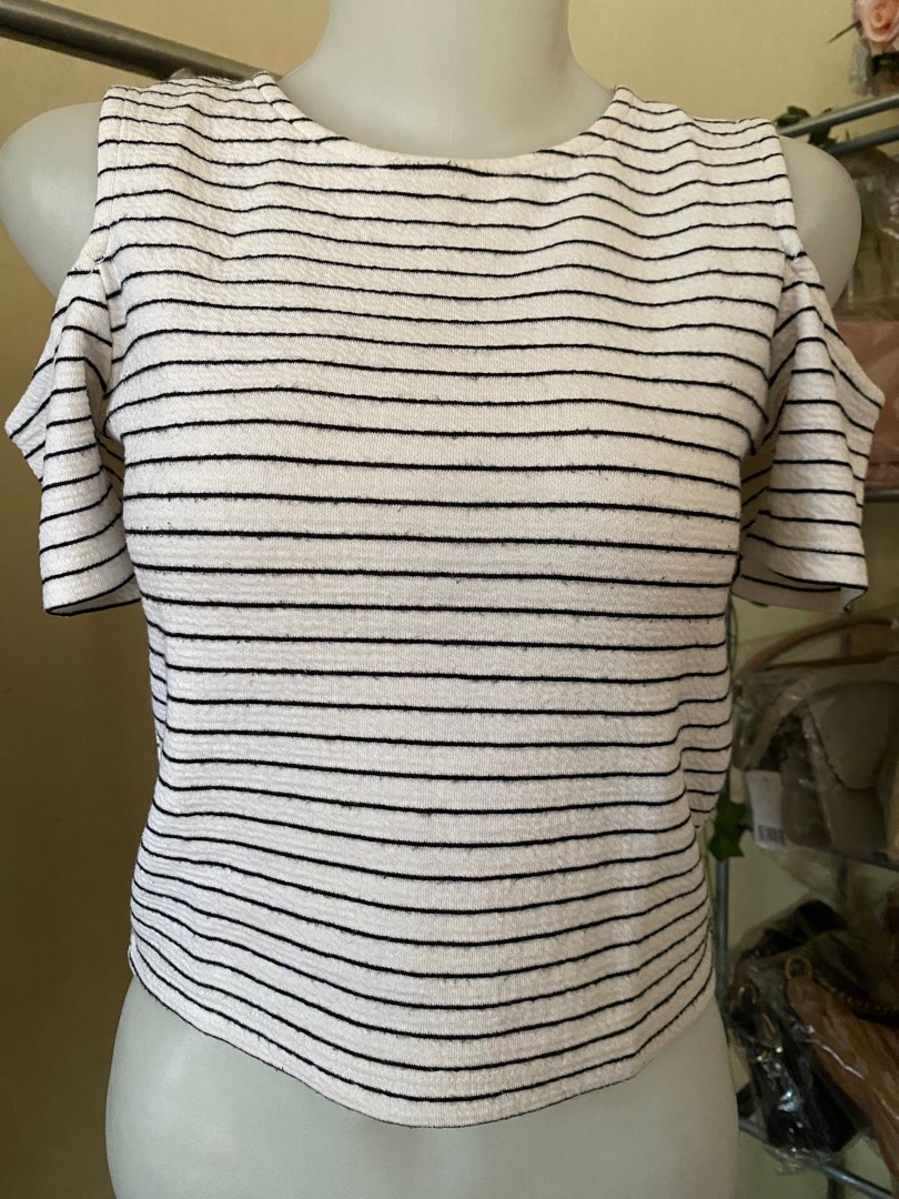 Semi Crop Top Cut Off Shoulder Salur Stradivarius, Fesyen Wanita ...