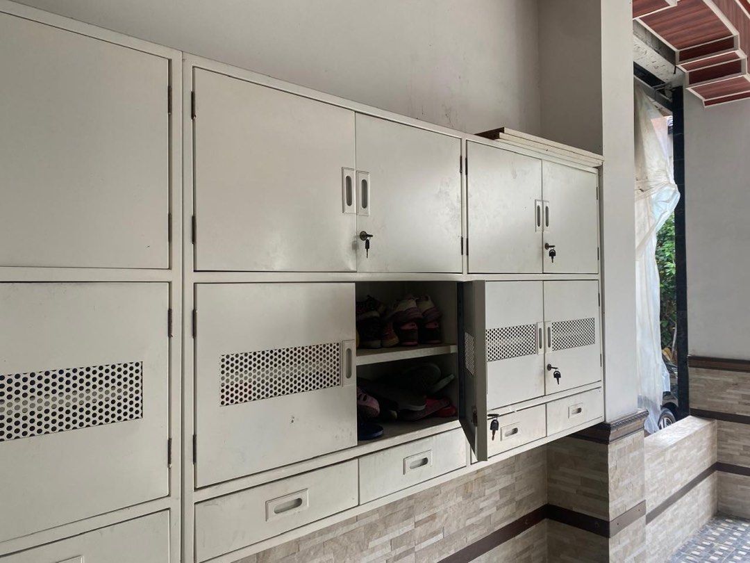 2 Lemari Tempel 1 meter, Perabotan Rumah di Carousell