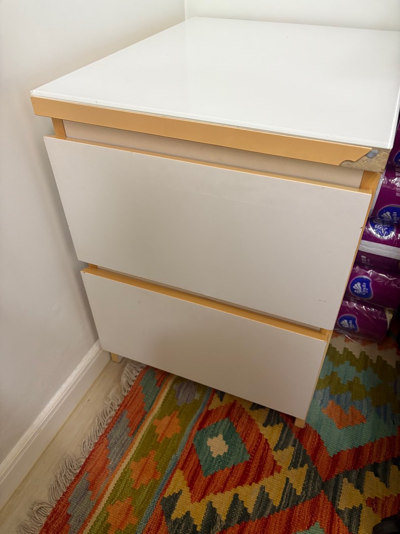 Free bedside table, 傢俬＆家居, 傢俬, 櫃子、組合櫃及置物架 - Carousell