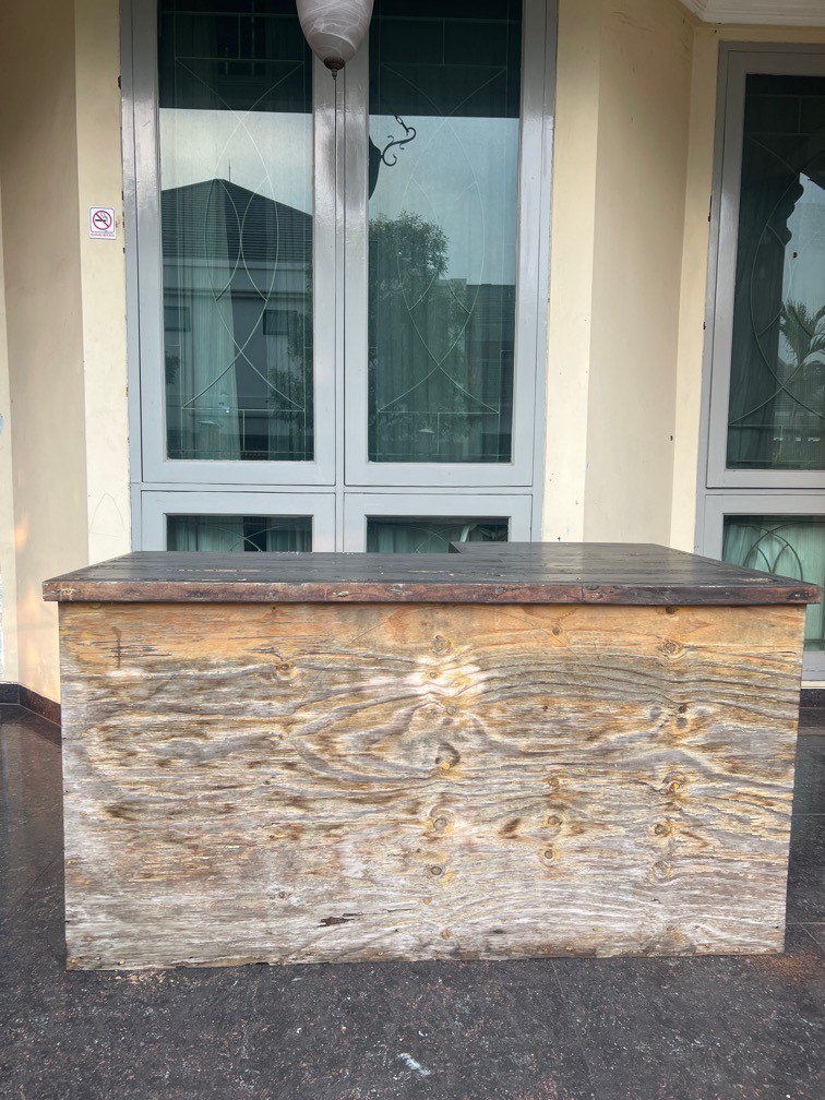 TURUN HARGA! Etalase kayu dengan laci dan lemari bawah meja., Perabotan ...