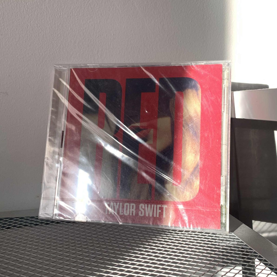 Taylor Swift - RED (Deluxe Version), Hobbies & Toys, Music & Media, CDs ...