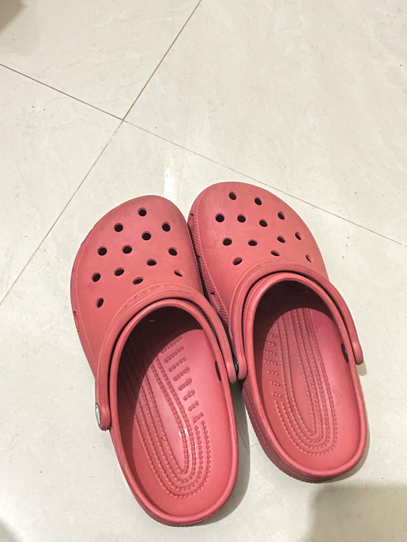 PL CROCS STRAWBERRY WINE W9 39-40, Fesyen Wanita, Sepatu di Carousell
