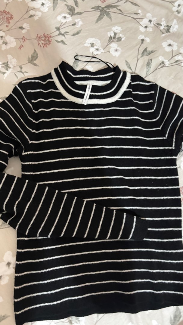 atasan crop colorbox, Fesyen Wanita, Pakaian Wanita, Atasan di Carousell