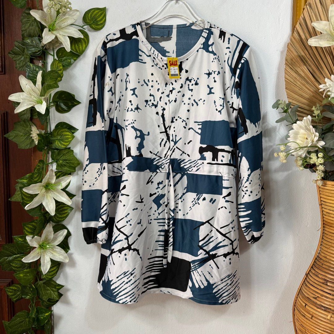 Blouse Motif Putih Navy, Fesyen Wanita, Pakaian Wanita, Atasan di Carousell
