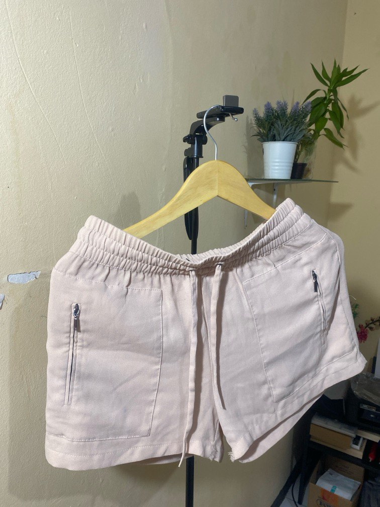 Celana pendek pink HnM, Fesyen Wanita, Pakaian Wanita, Bawahan di Carousell