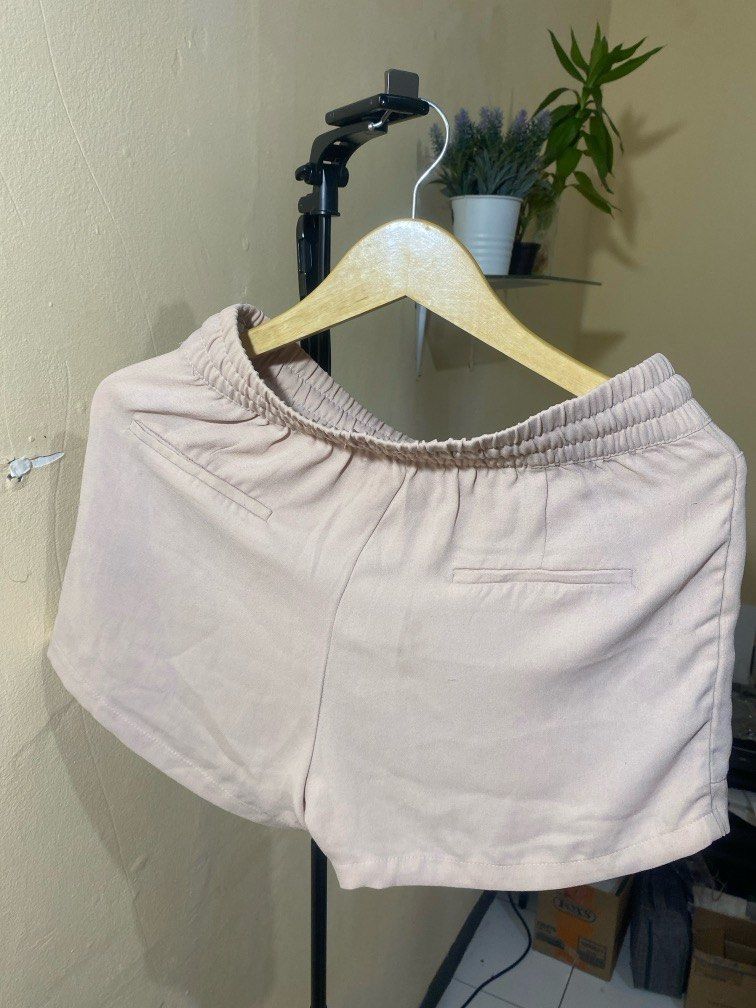 Celana pendek pink HnM, Fesyen Wanita, Pakaian Wanita, Bawahan di Carousell