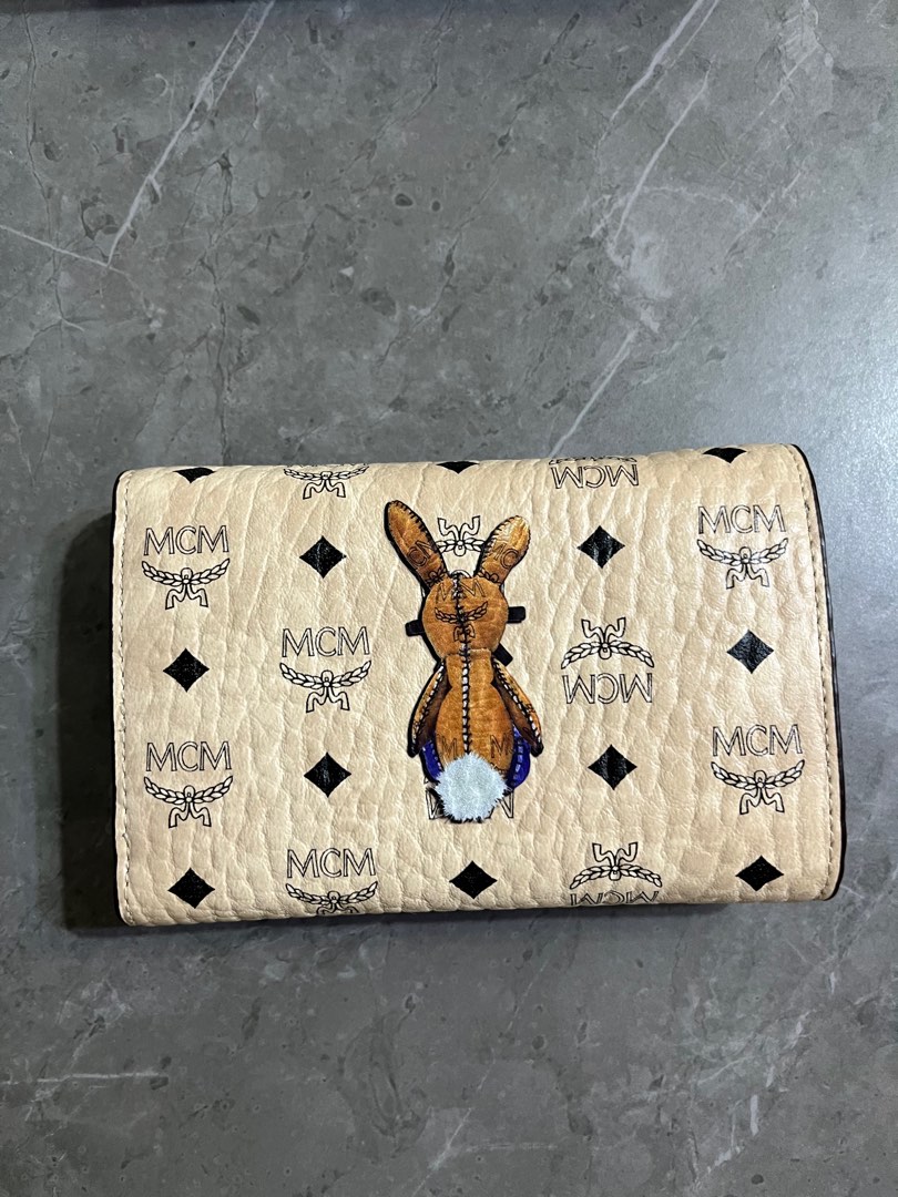 MCM Visetos Rabbit compact Wallet, 女裝, 手袋及銀包, 長銀包 - Carousell