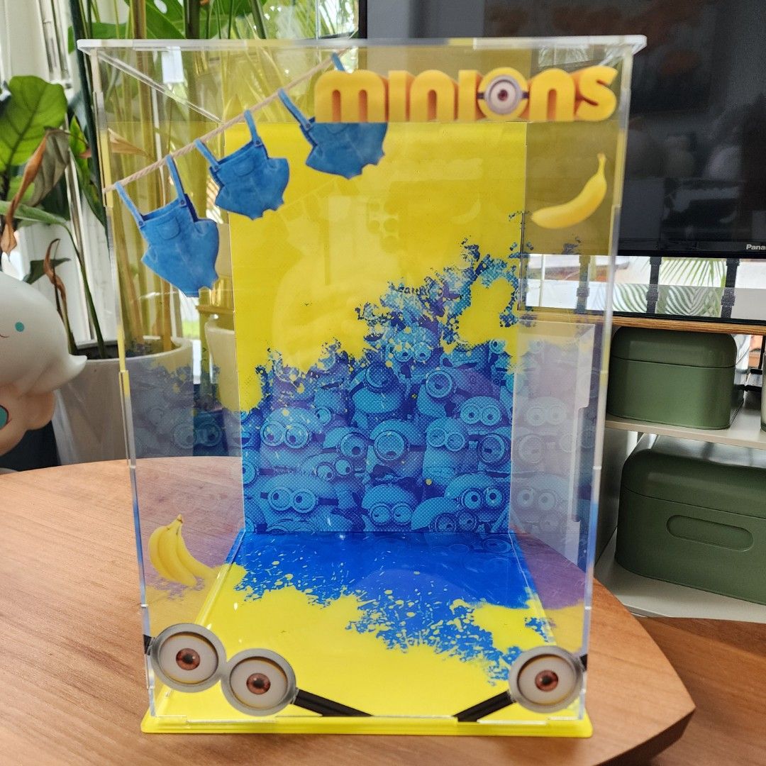 PopMart Mega Space Molly Display Case Minion, Hobbies & Toys ...