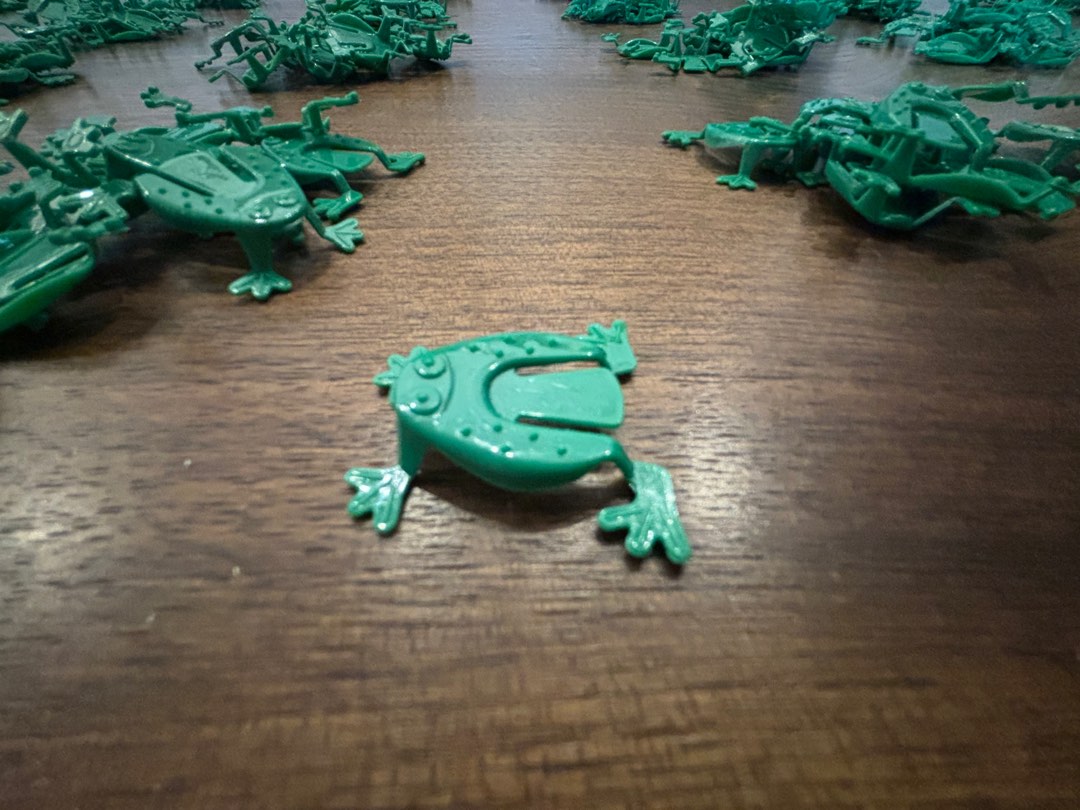 272 plastic jumping green frogs - suitable for party favours, Hobbies ...