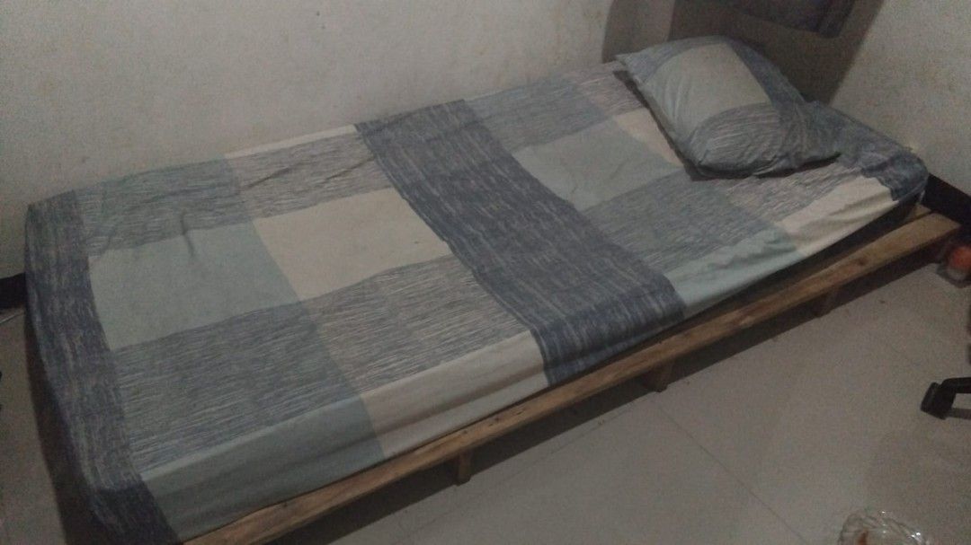 Kasur springbed + dipan kayu + bantal 240cm × 120cm, Perabotan Rumah di Carousell