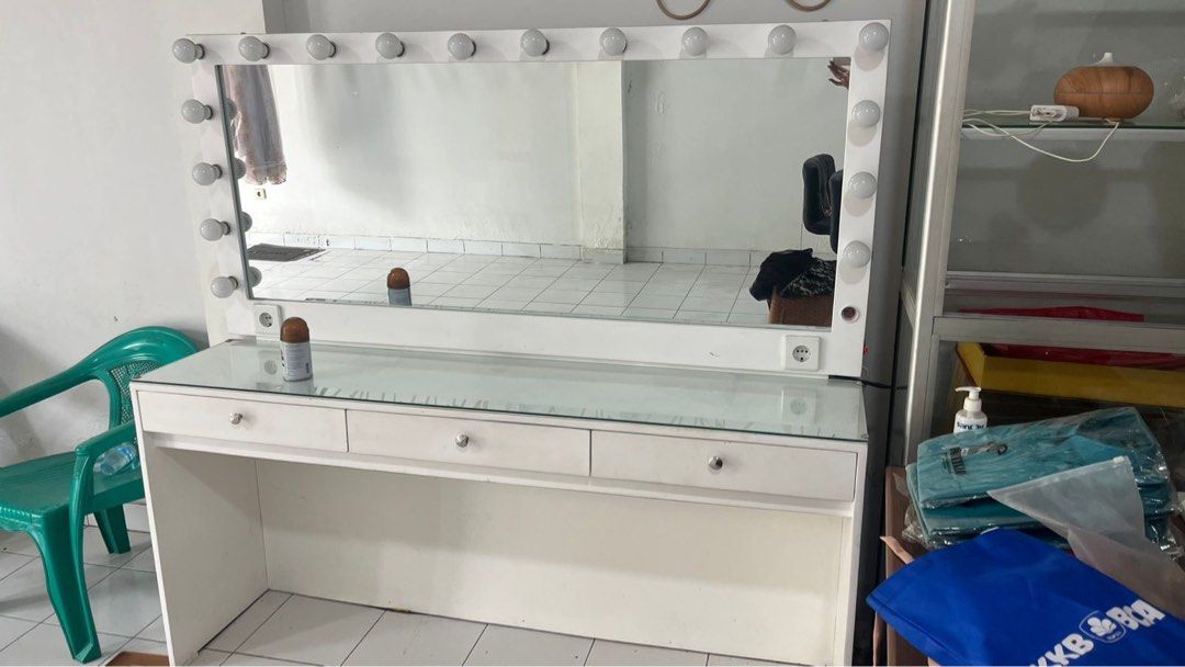 Meja Makeup rias, Perabotan Rumah di Carousell