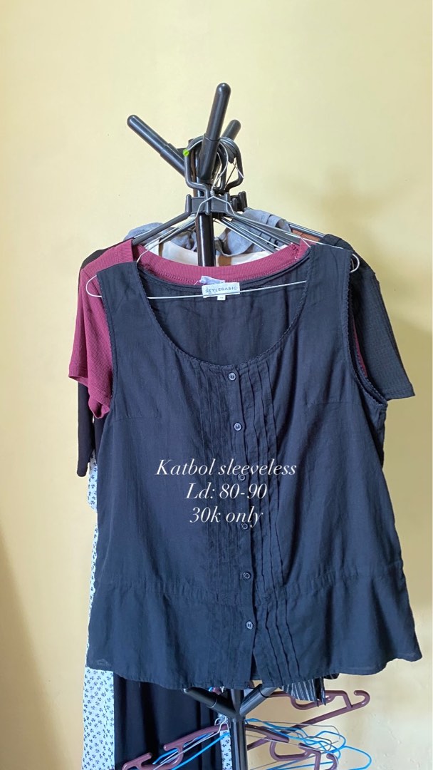 SLEEVELESS KATBOL HITAM, Fesyen Wanita, Pakaian Wanita, Atasan di Carousell