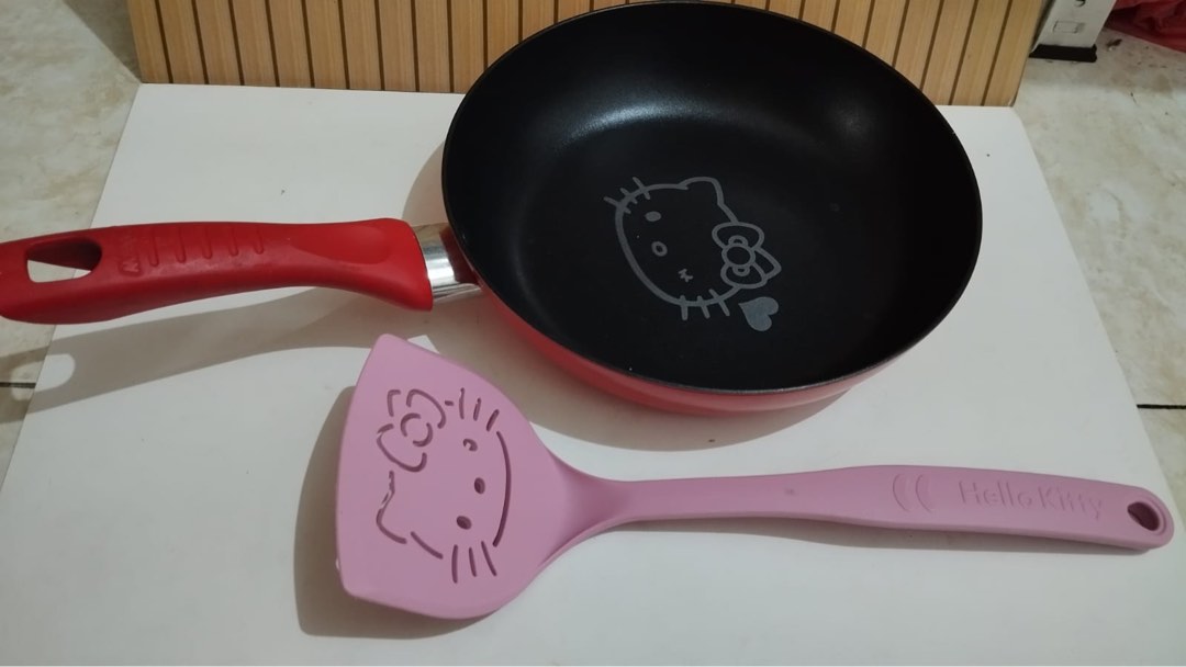 Pan maxim seri hello kitty, Kitchen & Appliances di Carousell