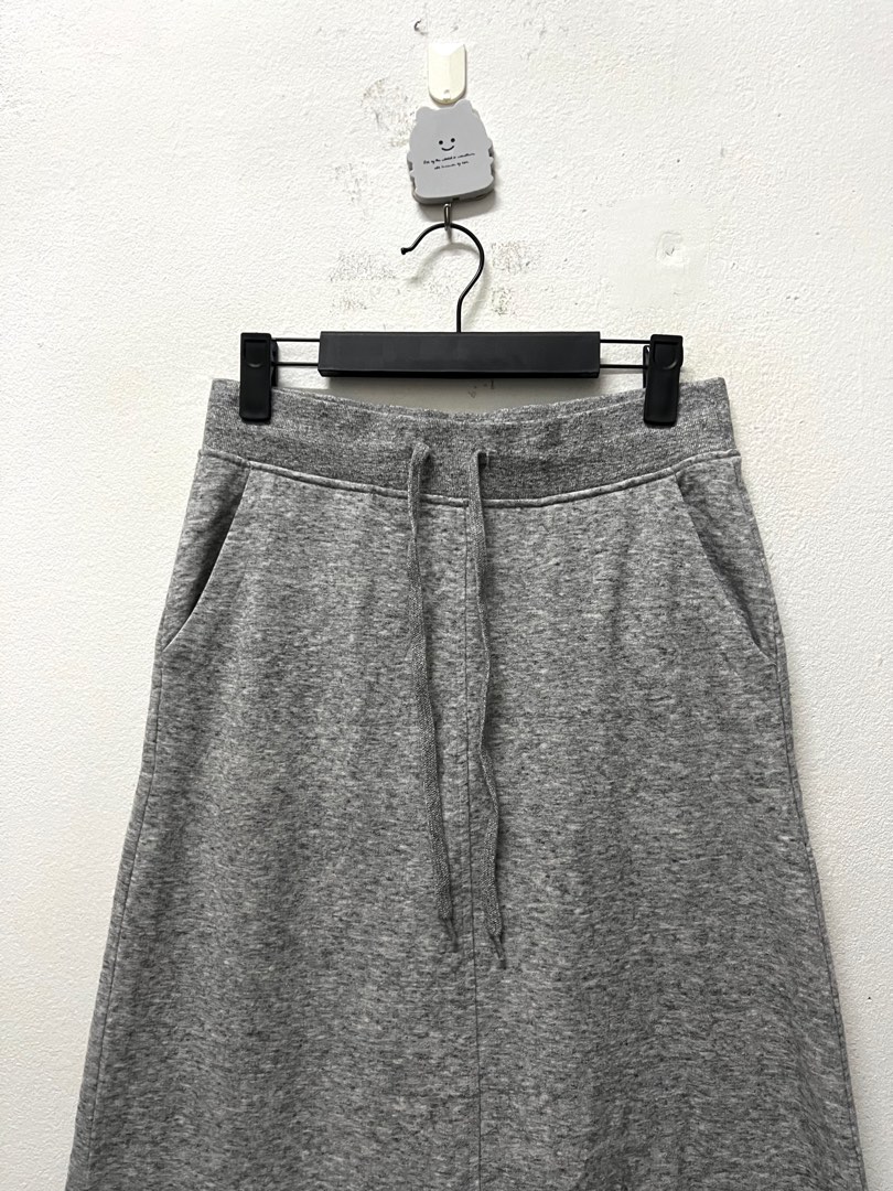 A95: UNIQLO M size A line cut long skirt/ uniqlo strechable grey skirt ...