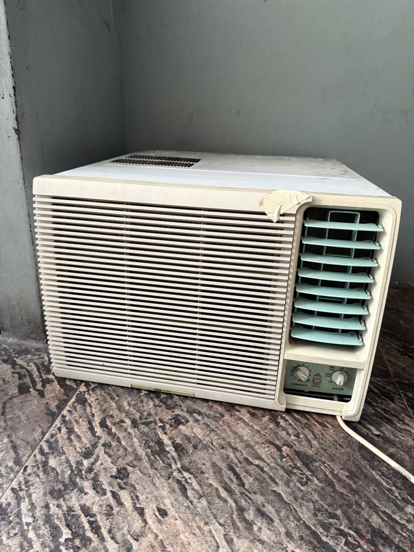 Carrier window type non-inverter, TV & Home Appliances, Air ...