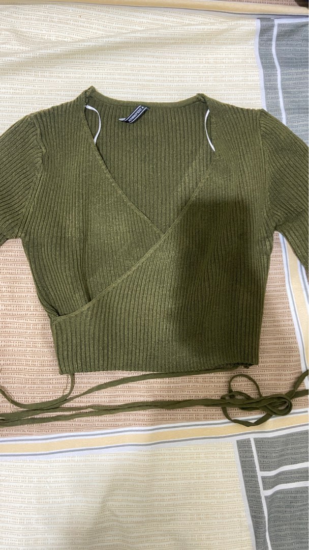 Crop top colorbox tali, Fesyen Wanita, Pakaian Wanita, Atasan di Carousell