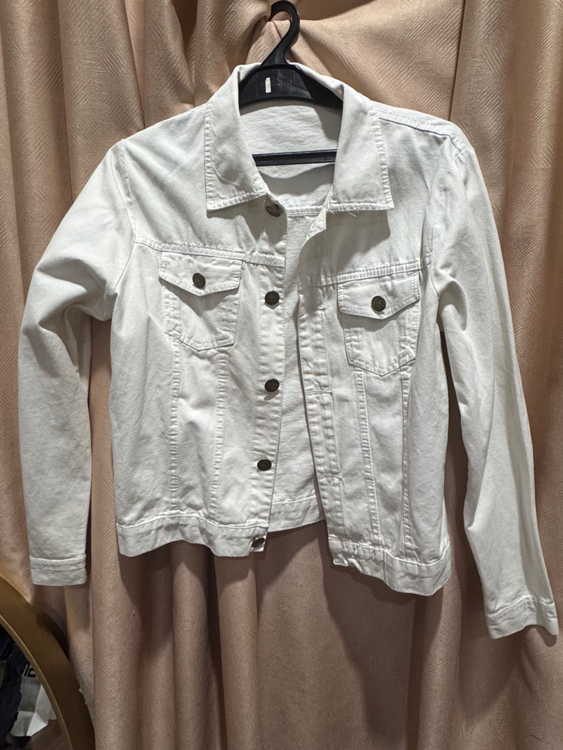 Jaket jeans putih, Fesyen Wanita, Pakaian Wanita, Lainnya di Carousell