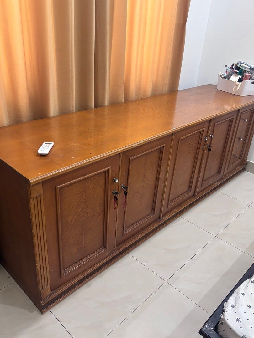 meja panjang kayu,ada lacinya,bisa di cat lagi tapi ini madih bagus ...