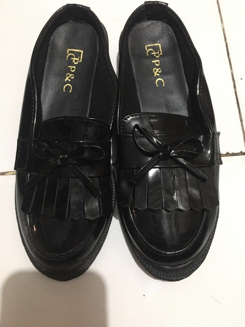 Sandal docmart, Fesyen Wanita, Sepatu di Carousell