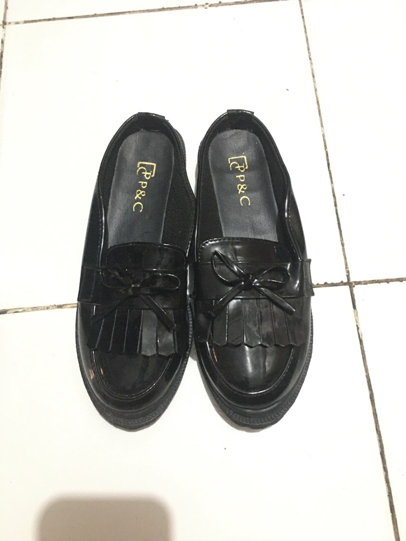 Sandal docmart, Fesyen Wanita, Sepatu di Carousell
