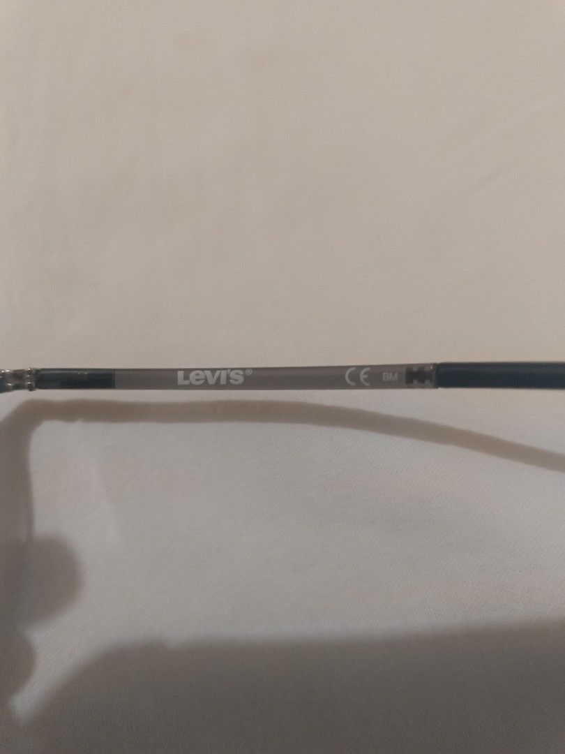 Frame kacamata levis, Fesyen Wanita, Aksesoris di Carousell