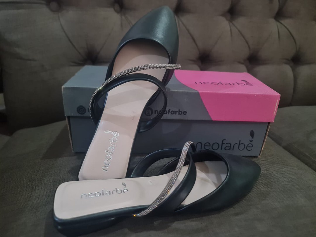 Sendal selop warna hitam & hijau, Fesyen Wanita, Perhiasan di Carousell