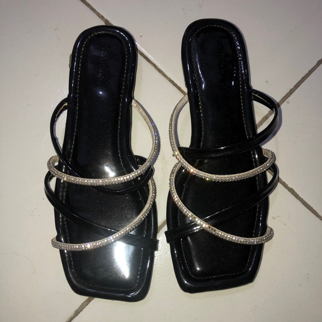 sendal teplek hitam, Fesyen Wanita, Sepatu di Carousell