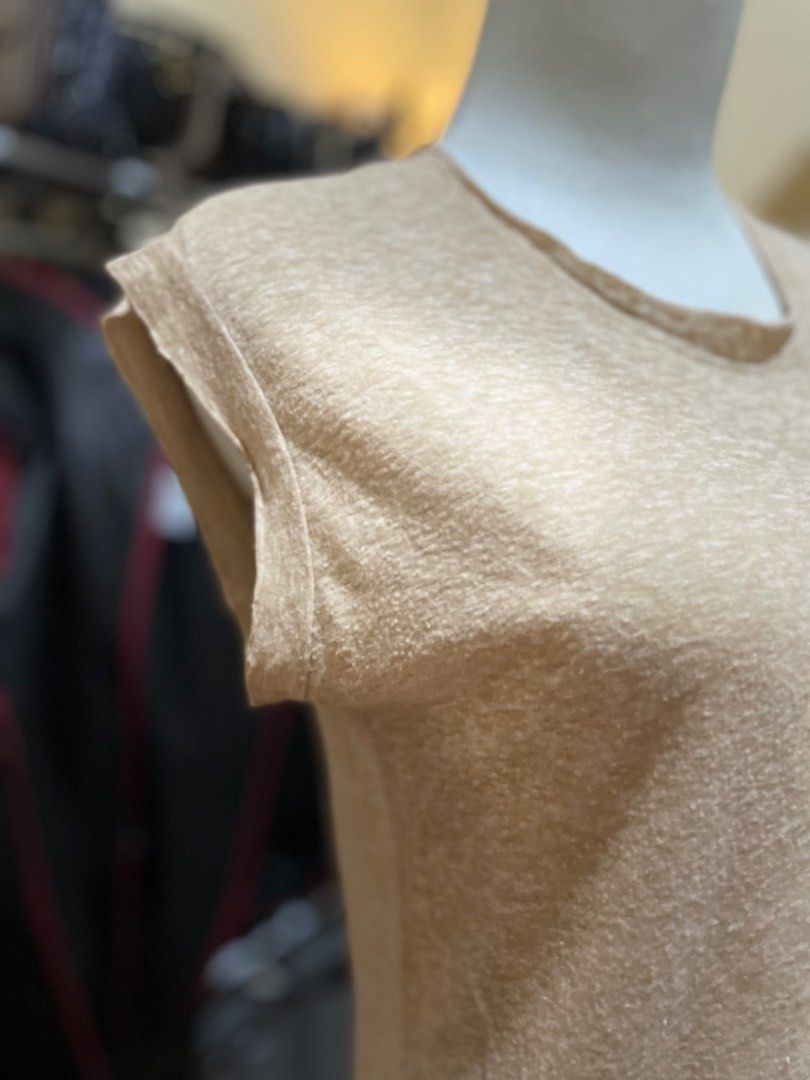 Tengtop basic kaos, Fesyen Wanita, Pakaian Wanita, Atasan di Carousell